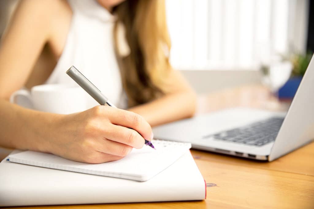 Best Writing Jobs for Students (Part-Time Jobs) - Elna Cain